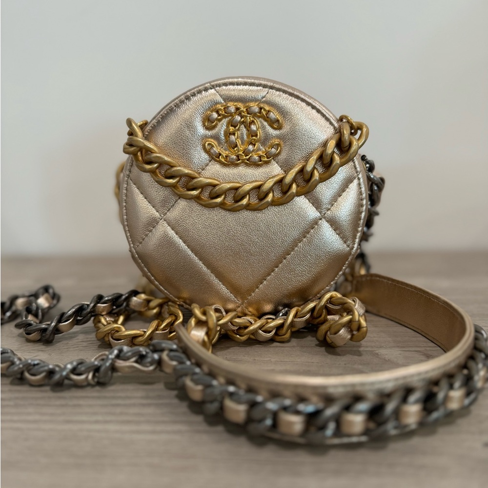 Chanel 19 Round Clutch With Chain - Gem